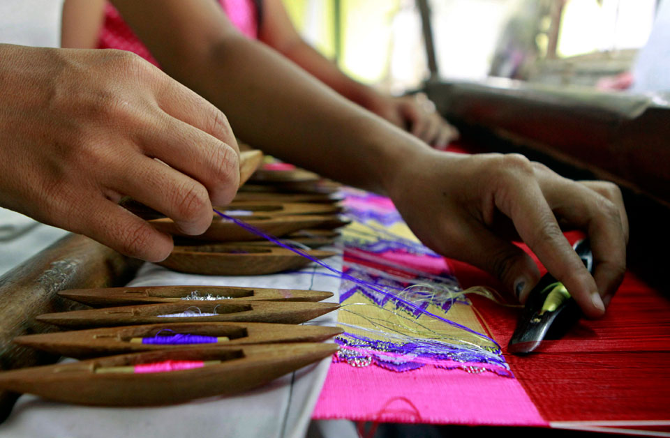 Handmade Chate Longyi from Amarapura | Mizzima Myanmar News and Insight