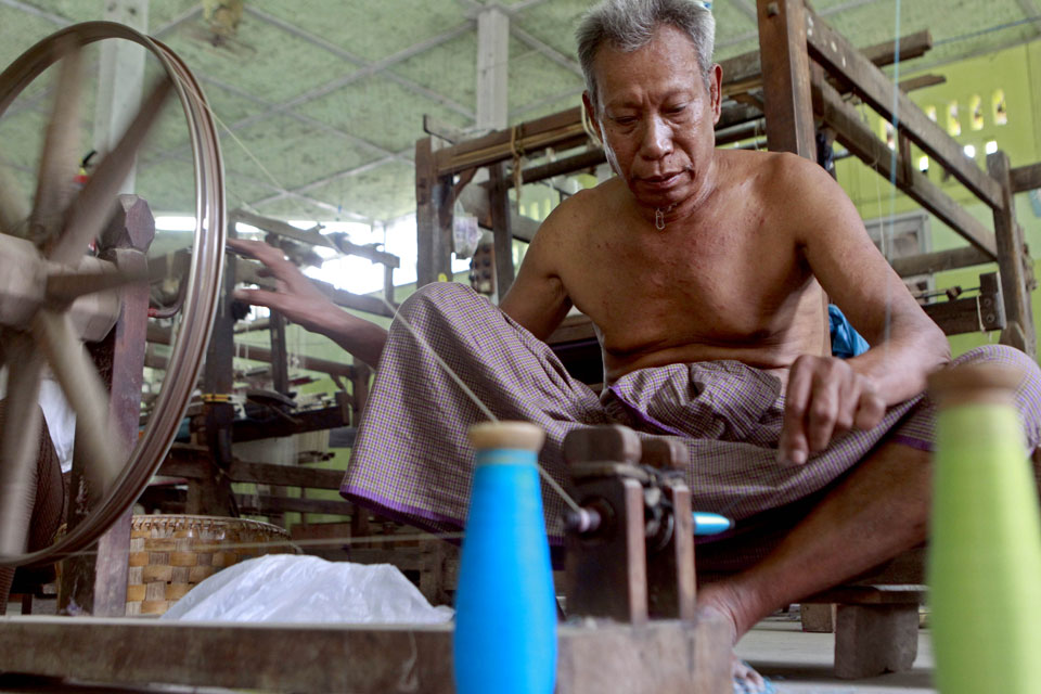 Handmade Chate Longyi from Amarapura | Mizzima Myanmar News and Insight