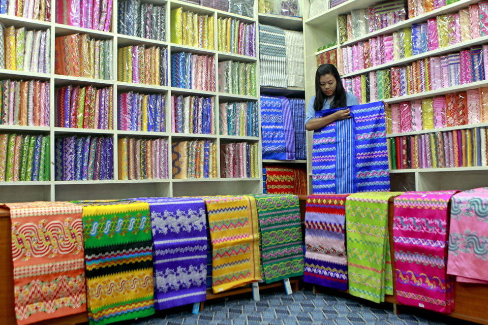 Handmade Chate Longyi from Amarapura | Mizzima Myanmar News and Insight