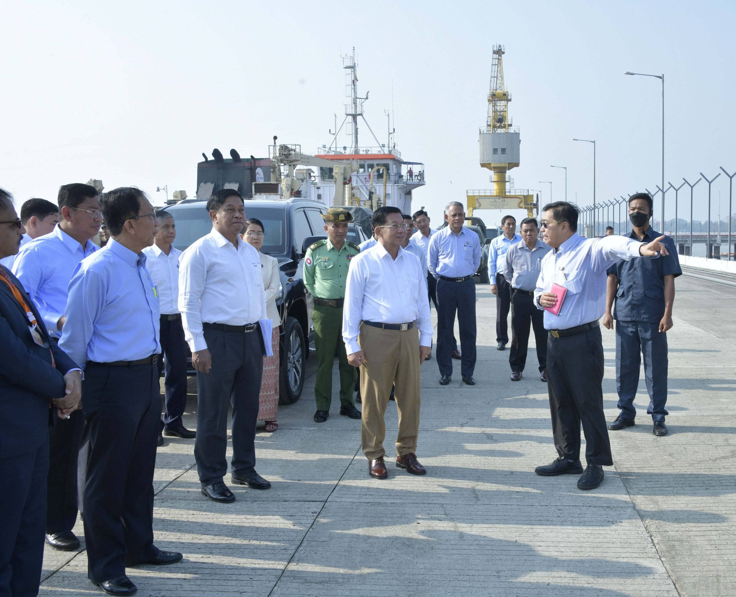 Min Aung Hlaing visits troops in Rakhine State | Mizzima Myanmar News ...
