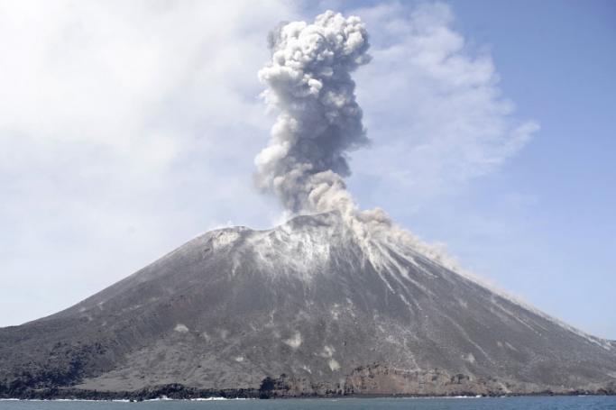 Indonesia's Anak Krakatoa volcano erupts, spews huge ash tower ...